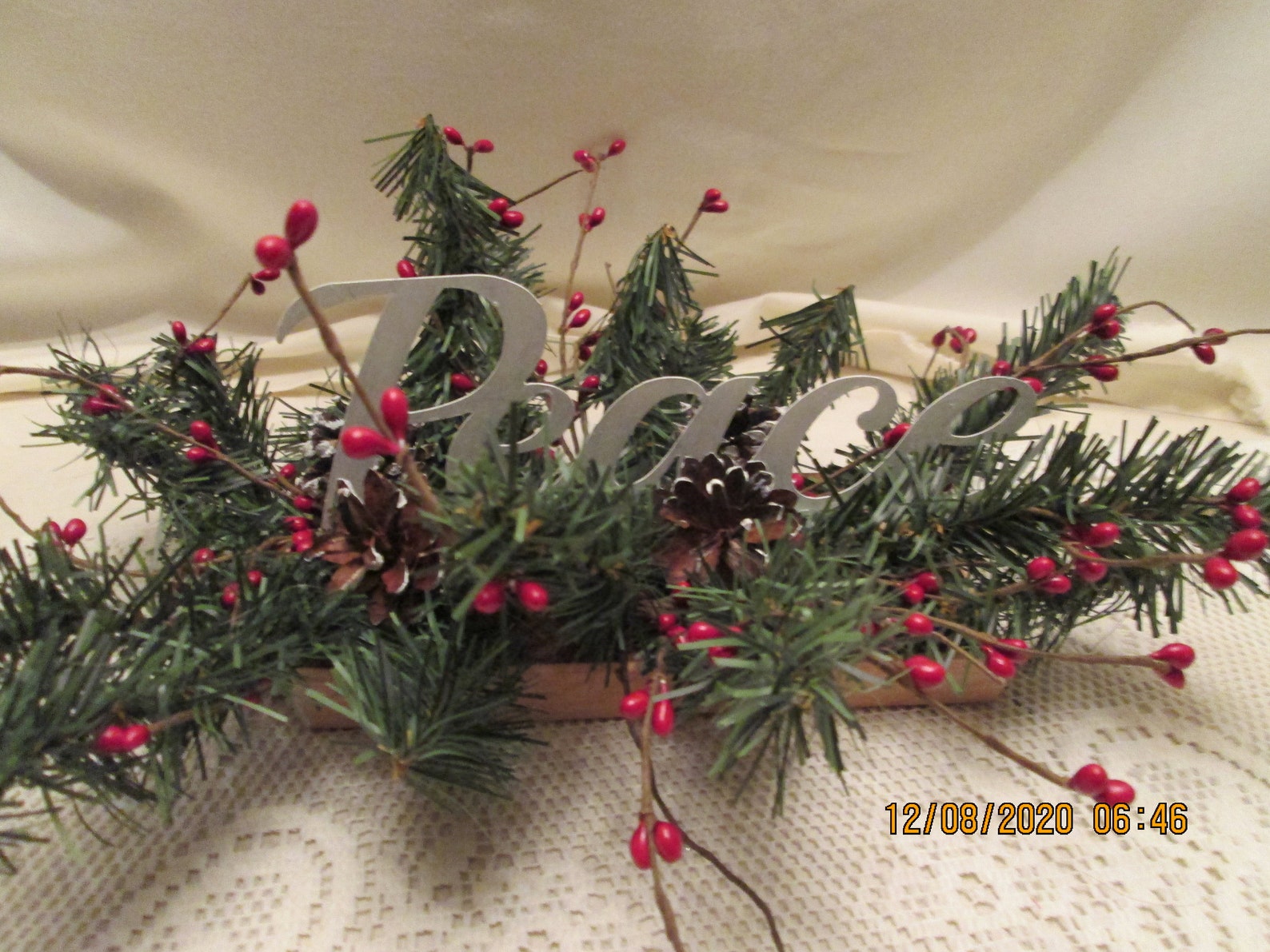 METAL PEACE DECOR With Red Berries. Garland and Wood Base - Etsy
