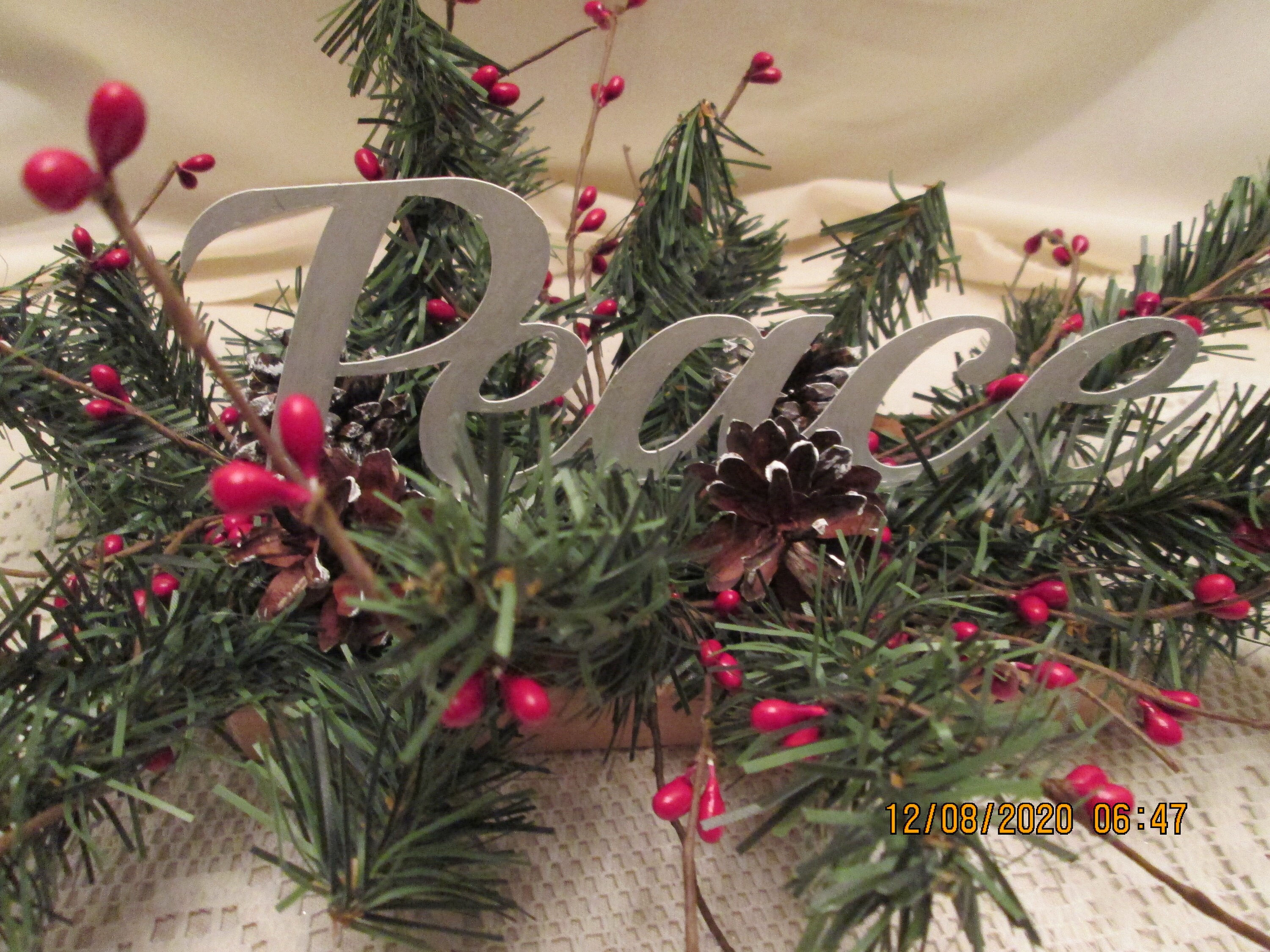 METAL PEACE DECOR With Red Berries. Garland and Wood Base - Etsy