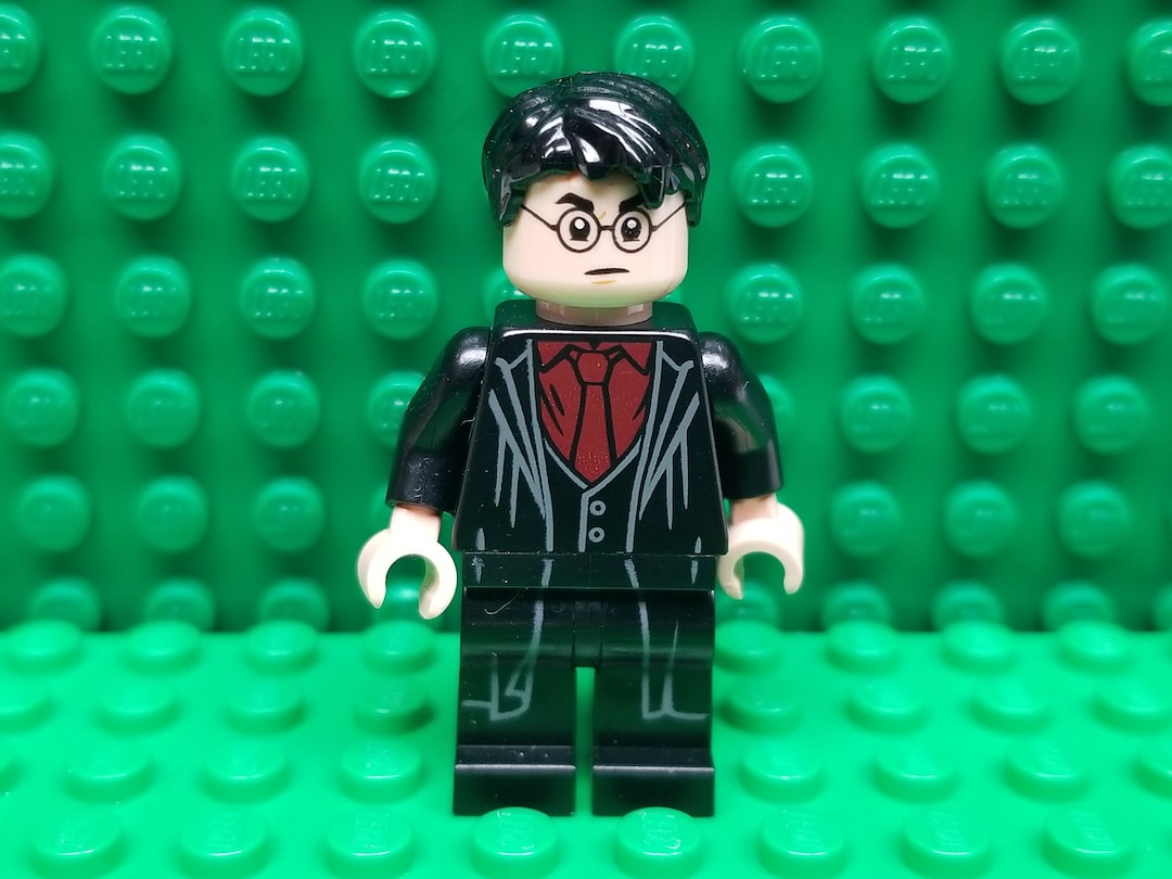 LEGO® Harry Potter, Dark Red Shirt and Tie, Black Robe, Minifigure ...