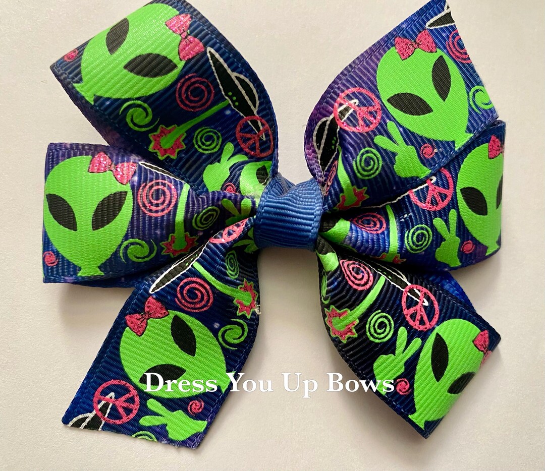 3.5" Green Alien Hair Bow Clip, 3.5" Female Alien With Hair Bow on Head ...