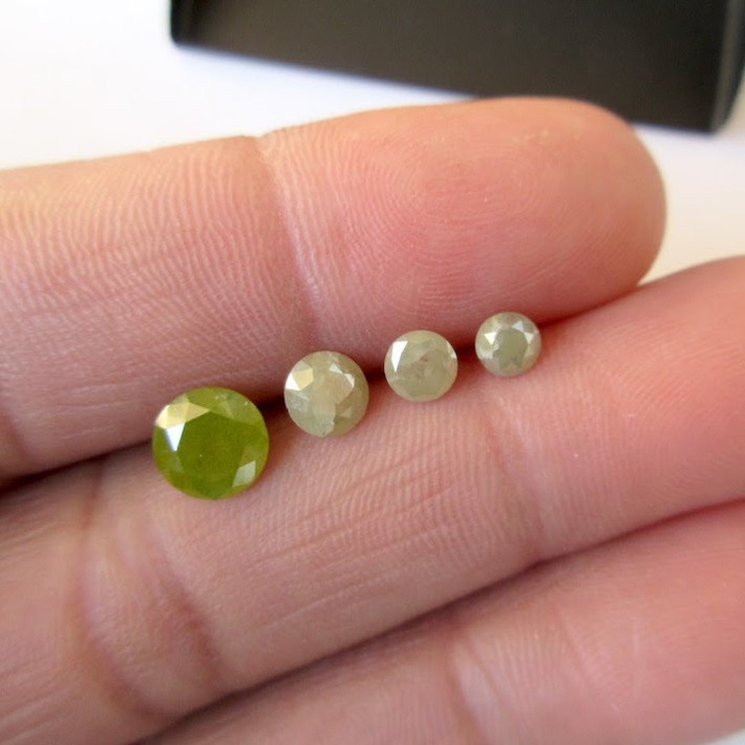 Yellow Green Round Brilliant Cut Diamond, Faceted Round Green Diamond ...