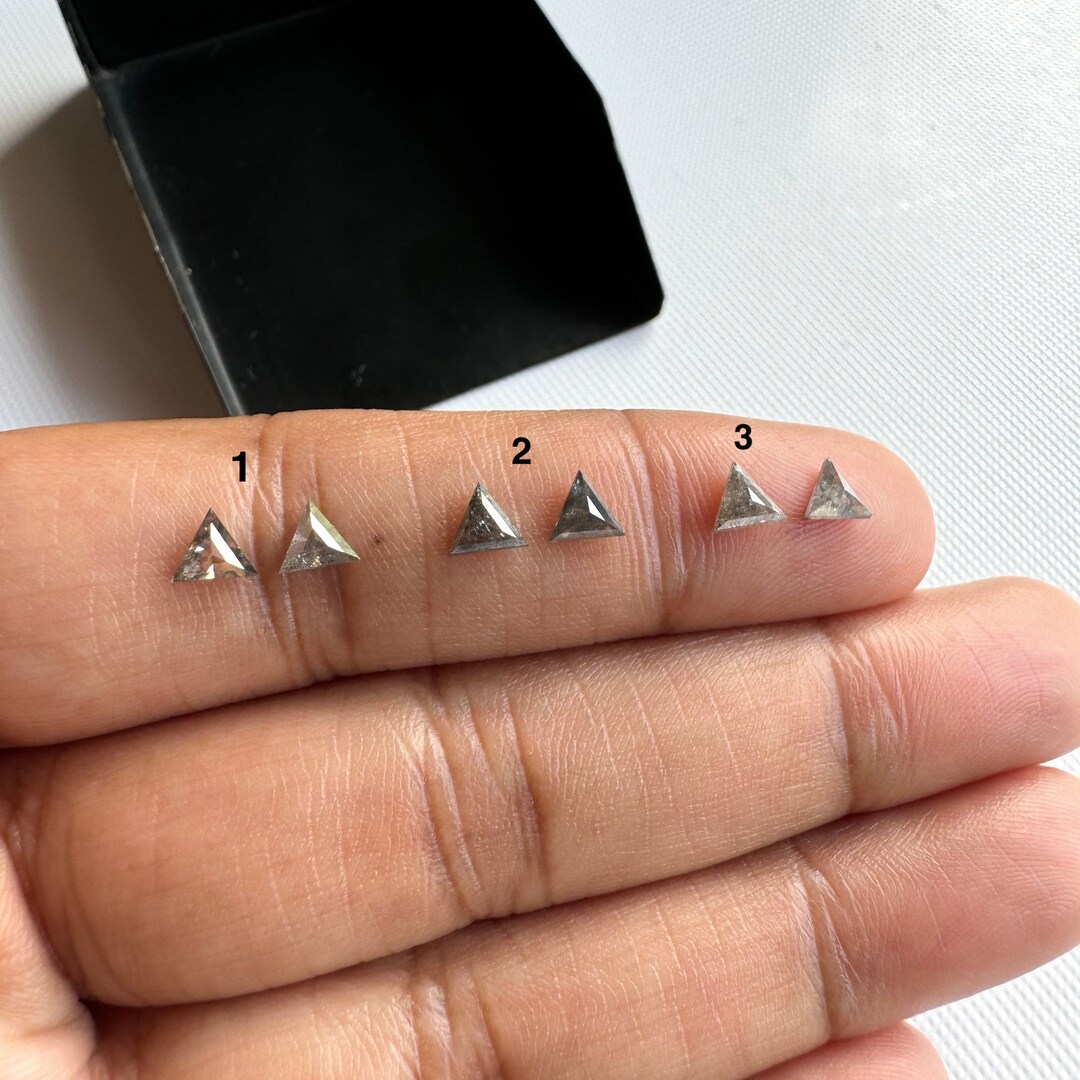 2 Stück 3 mm / 4 mm ca. Dreieck geformt Salz und Pfeffer klar Diamant ...