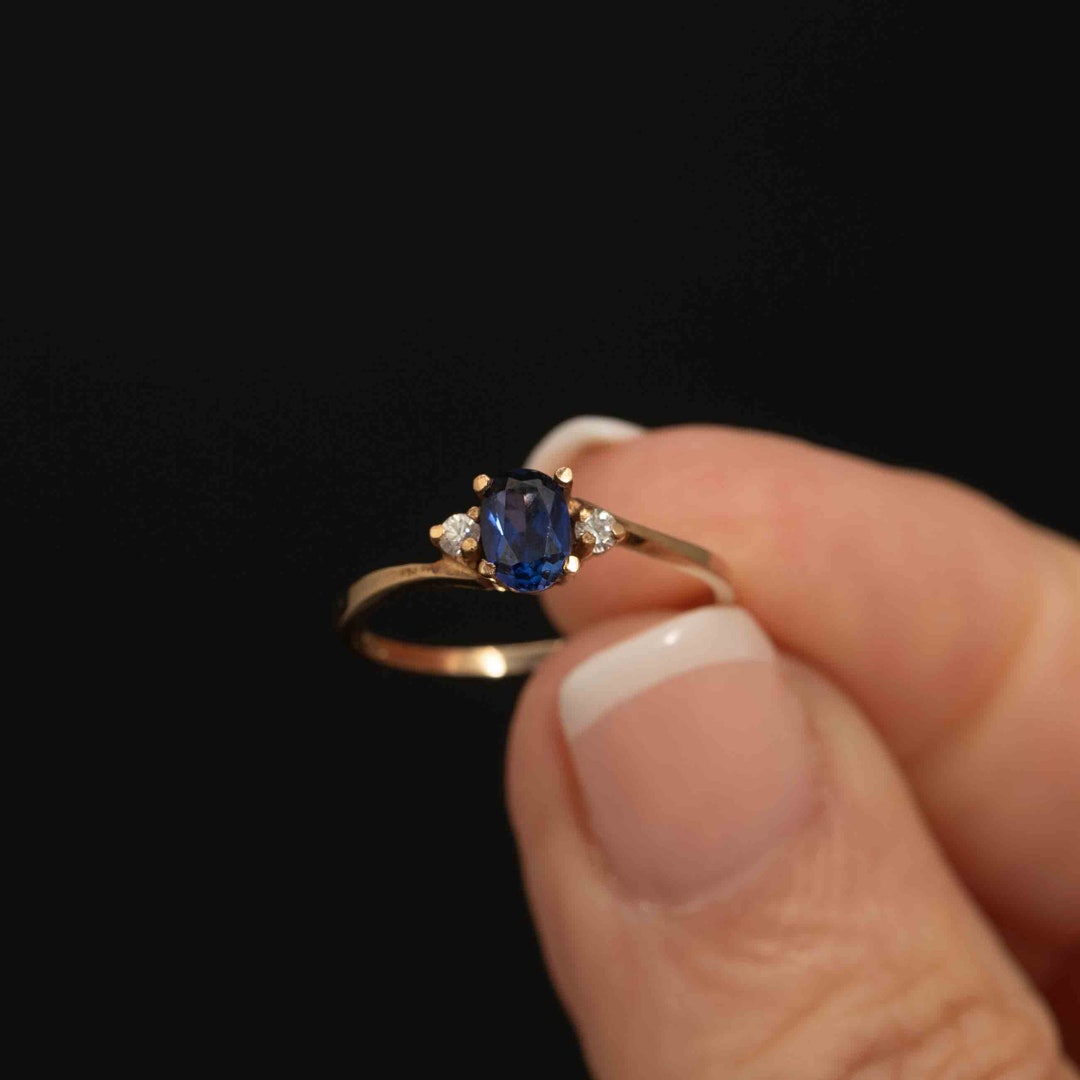 10k-gold-oval-sapphire-ring-with-quartz-accent-stones-subtle-bypass