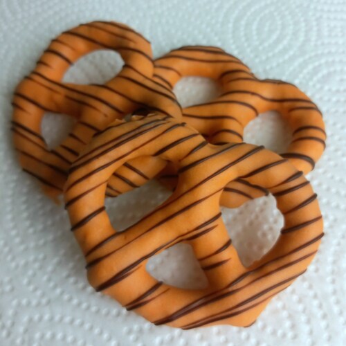12 Tiger Striped Orange and Milk Chocolate Covered Pretzels - Etsy