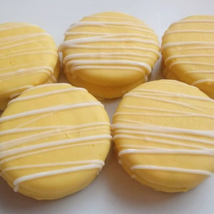 12 Yellow Chocolate Covered Oreo Cookies With White Chocolate Drizzle ...