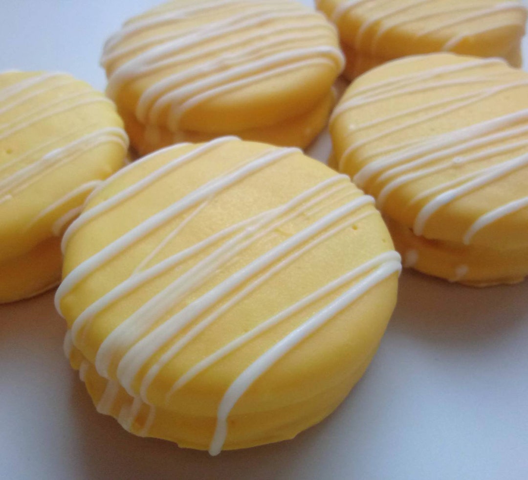 12 Yellow Chocolate Covered Oreo Cookies With White Chocolate Drizzle ...