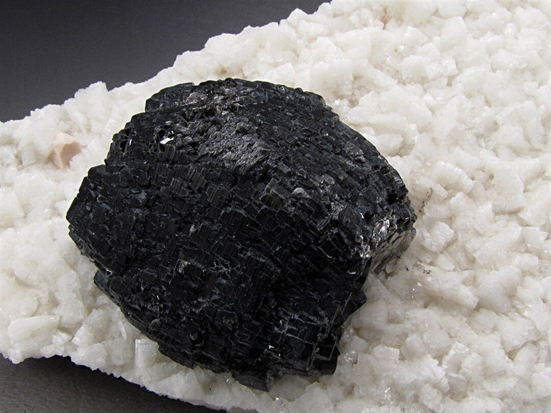 Glimmer var. Zinnwaldit auf Albite und Orthoclase, Glens Peak, Idaho ...