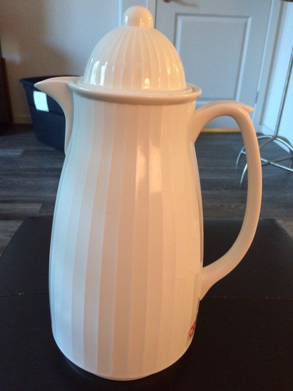 What is this white plastic thing with a pop-in pop-out button? : r ...