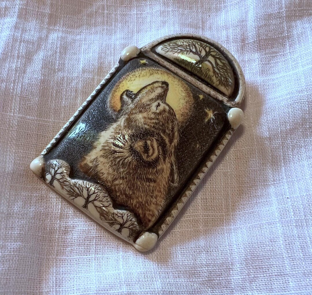 Wolf Howling at Moon Resin, Scrimshaw Pin, Signed by Artist Moosup ...