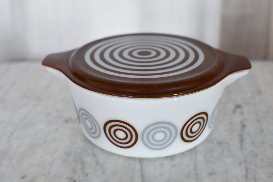 Pyrex Cosmopolitan Pattern Casserole Dish // VINT 2.5 QT // 1973 Brown ...
