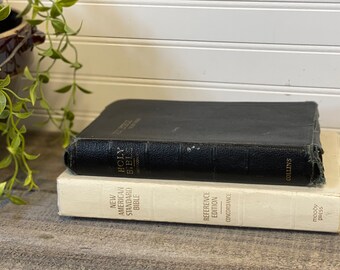 Vintage Bible Stack Set of 2 Old Bibles Bible Decor Leather Bibles - Etsy