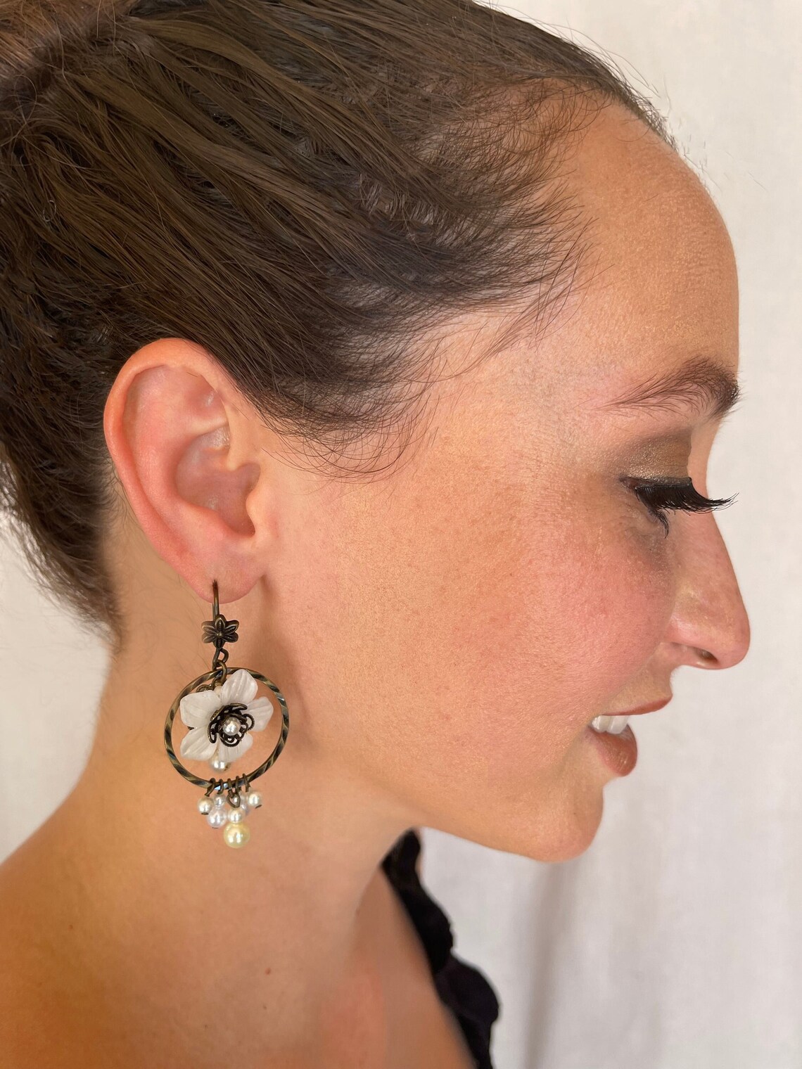 New! Colleen Toland White Flower Hoop Earrings - Etsy