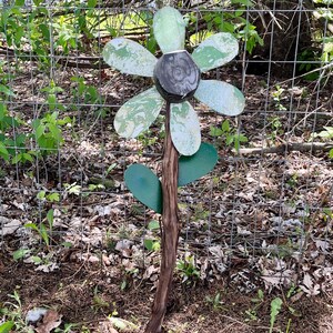 Rustic Metal Flower Garden Stake Yard Art Outdoor Decor, Rusty Flowers ...