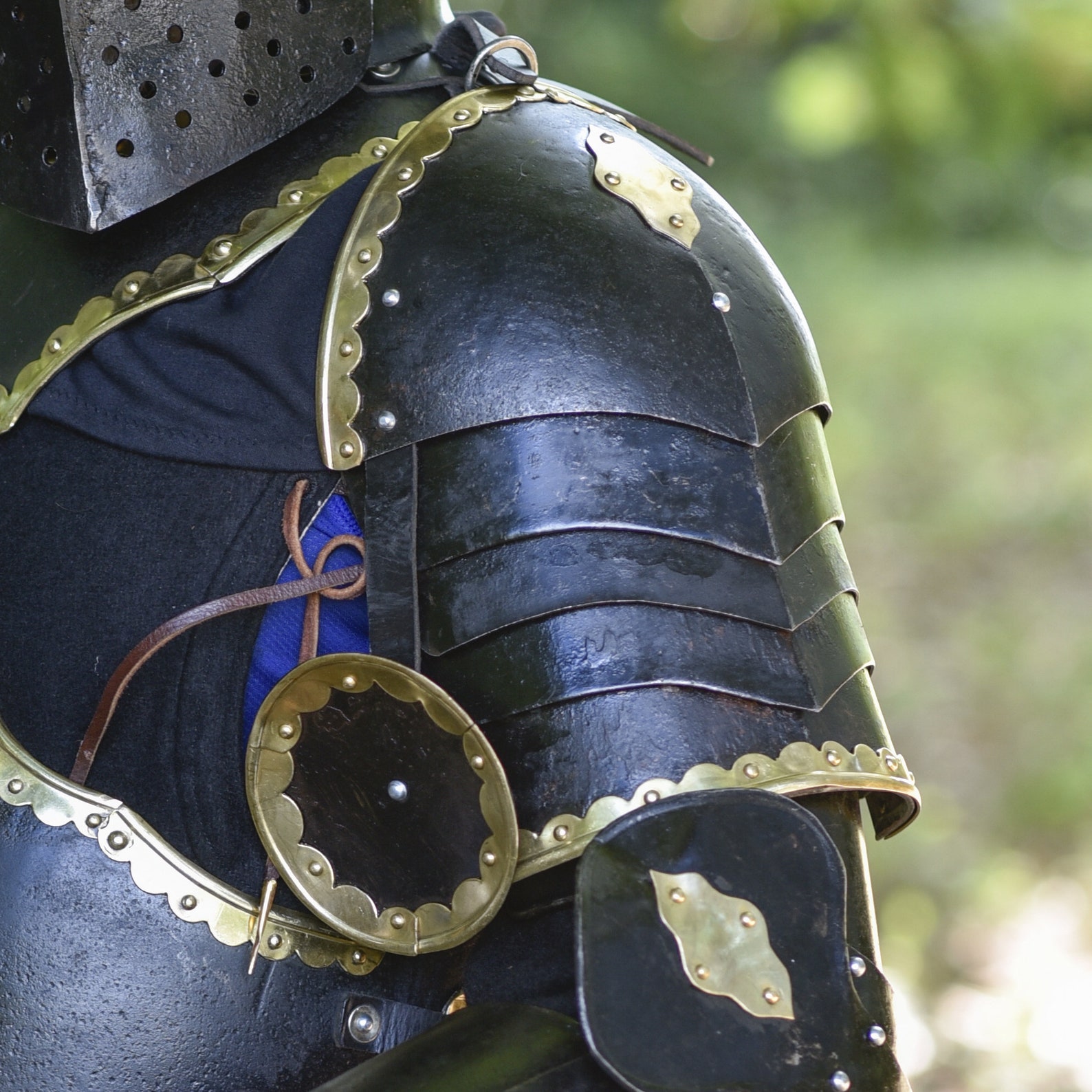 The Wicked Knight Functional Medieval Pauldrons With Rondel | Etsy