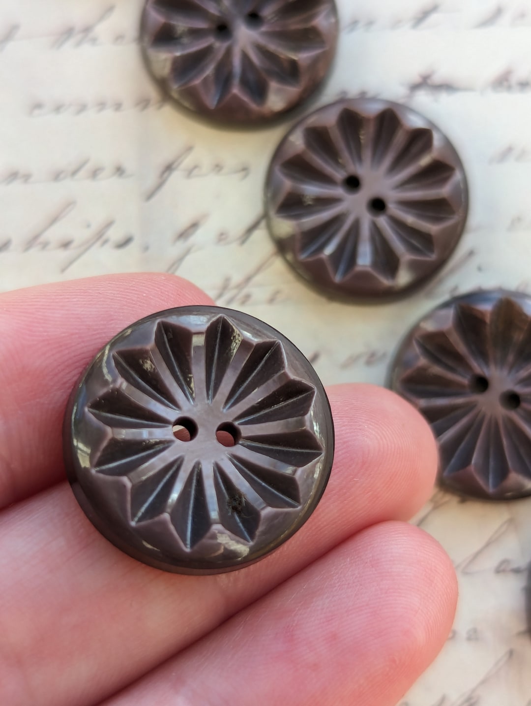 A Set of 7 Original 1930's/1940s Vintage Early Plastic Buttons in a ...