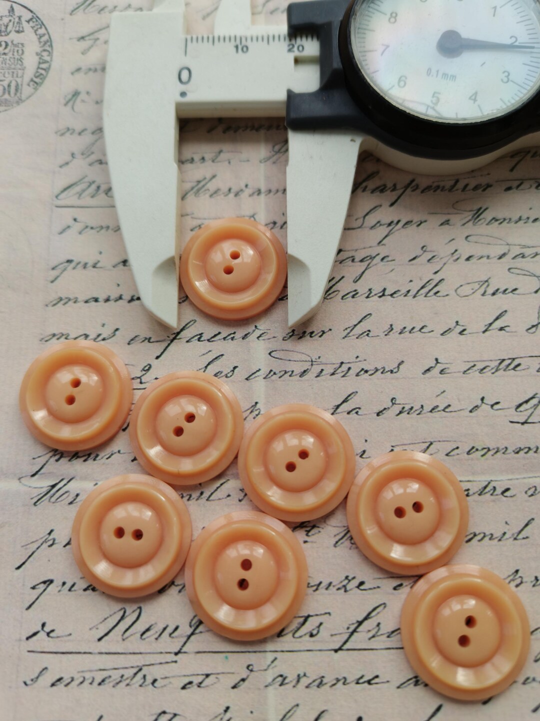 A Set of 8 Original 1930's/1940s Vintage Early Plastic Buttons in a ...