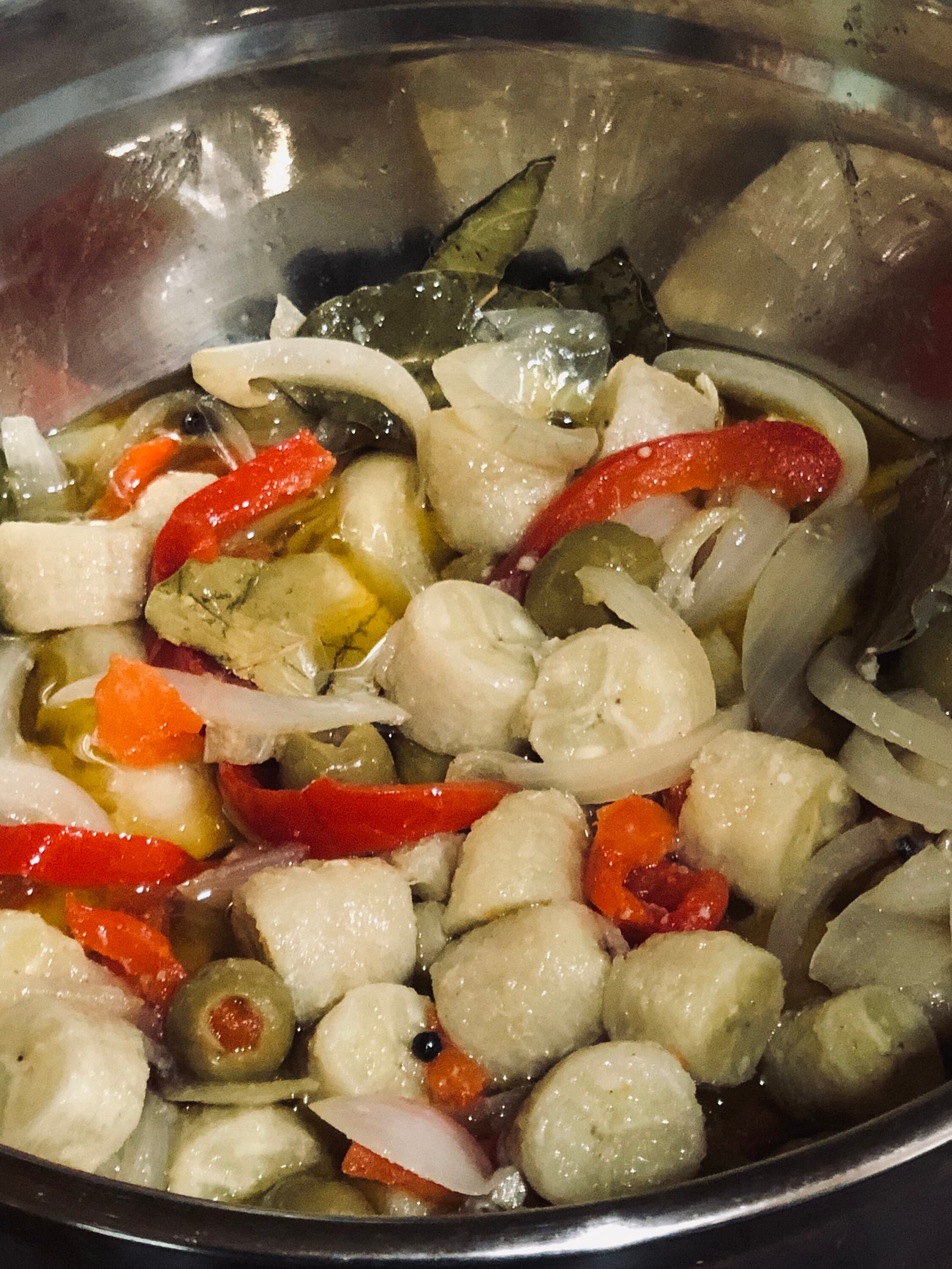 Guineos En Escabeche Con Ceviche De Cebolla, Pimientos & Aceitunas ...