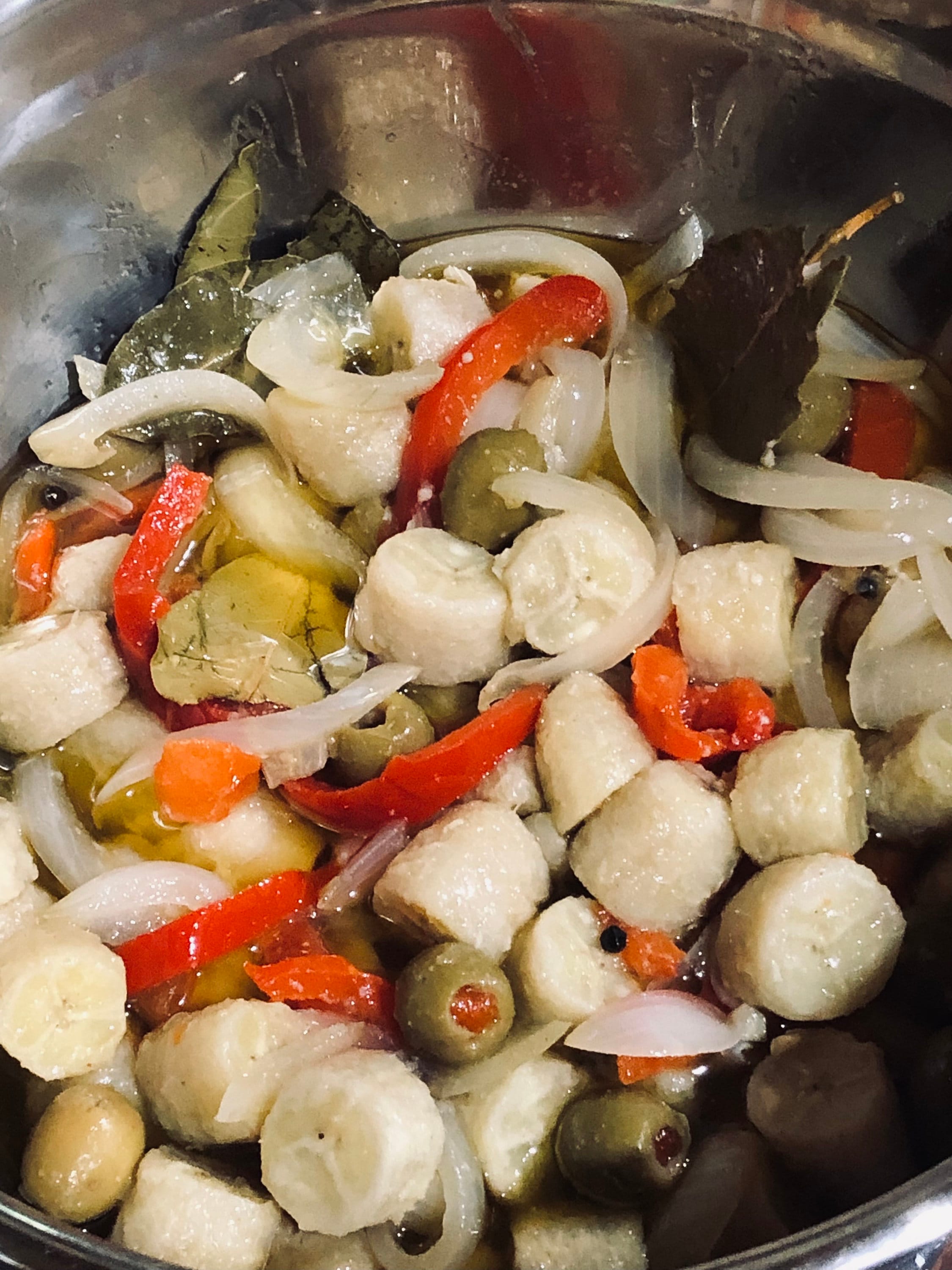 Guineos En Escabeche Con Ceviche De Cebolla, Pimientos & Aceitunas ...