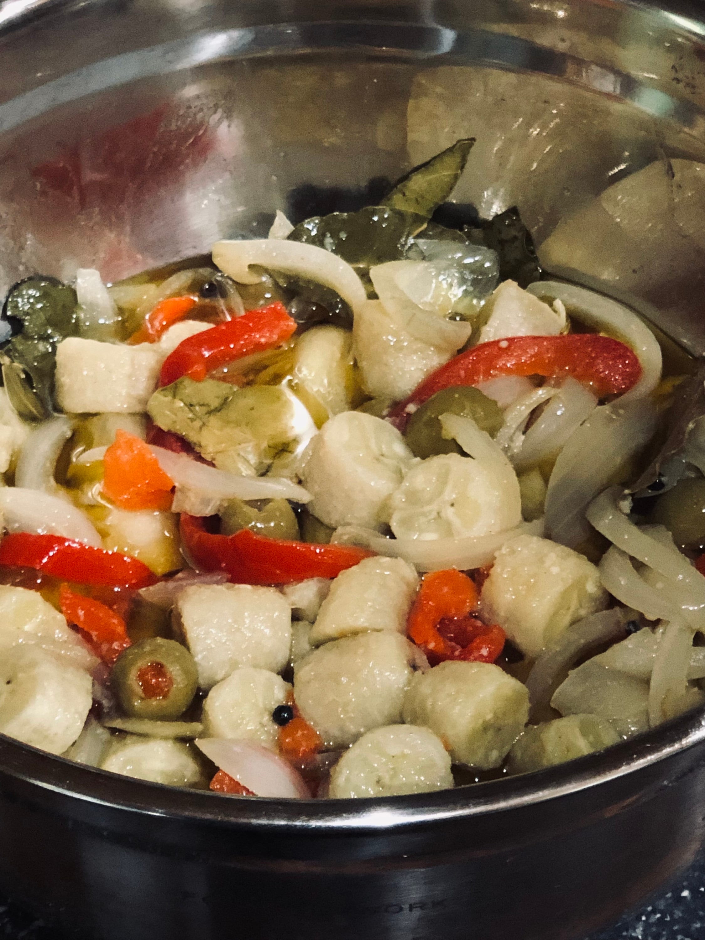 Guineos En Escabeche Con Ceviche De Cebolla, Pimientos & Aceitunas ...