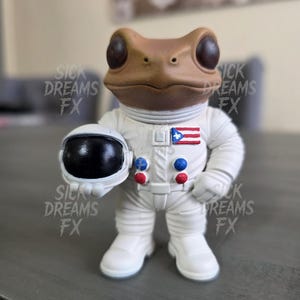 Puerto Rican Coquí Astronaut Figurine | 3D Printed Collectible - Etsy