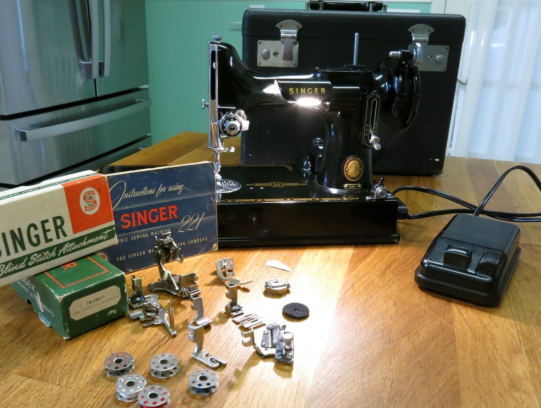 Lovely 1955 Singer Featherweight 221 Sewing Machine W/prism Decals ...