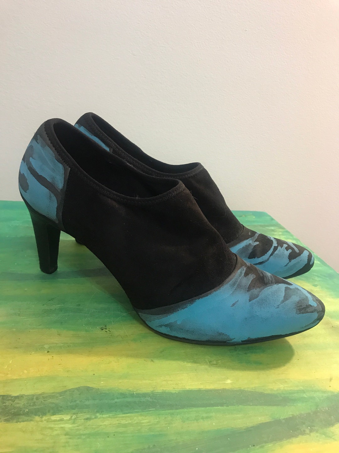 Soulier femme upcycled - soulier en suède et suèdine noir peint a la ...