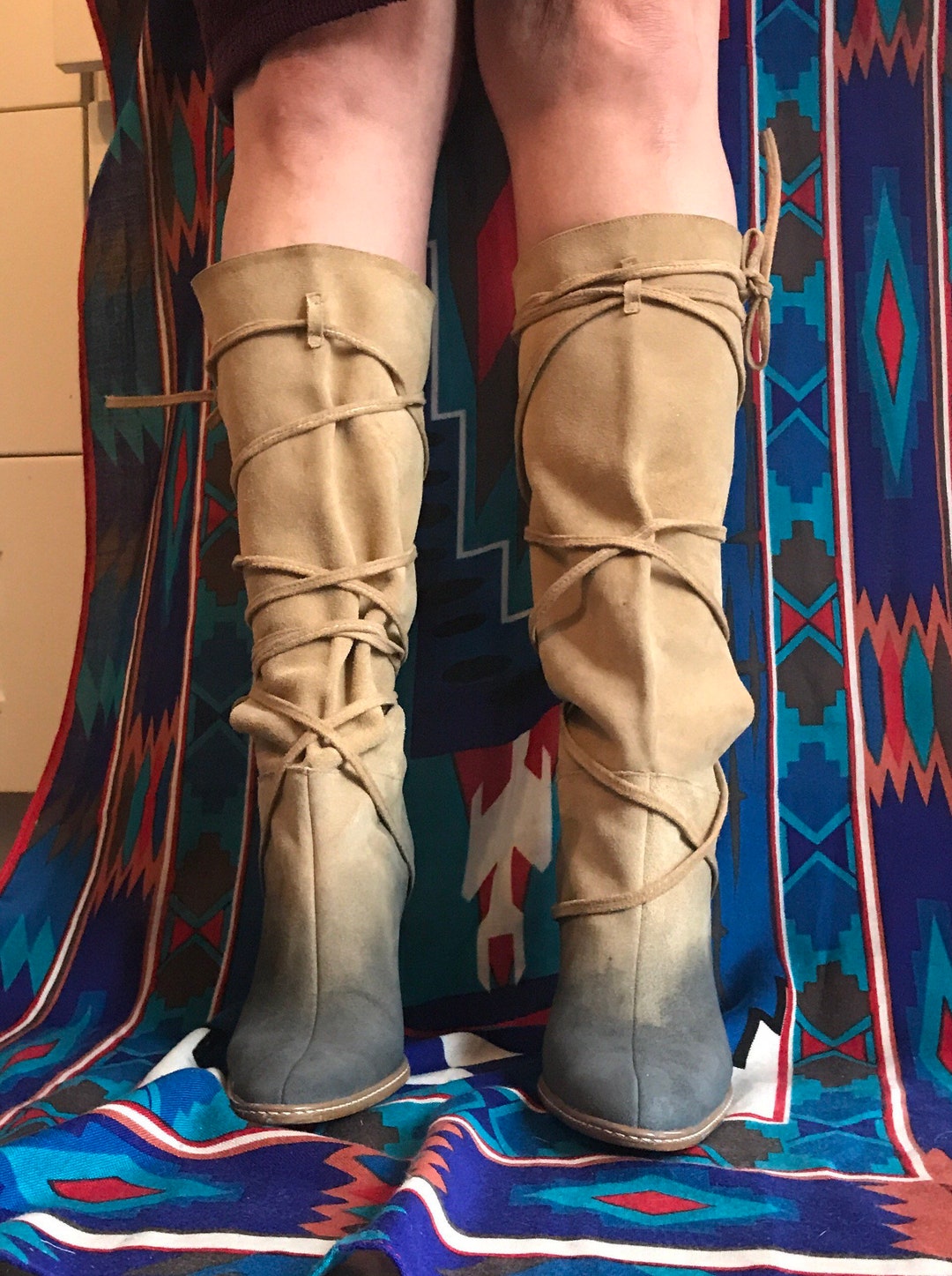 Botte femme upcycled peinte a la main botte en Suède beige peinte en ...