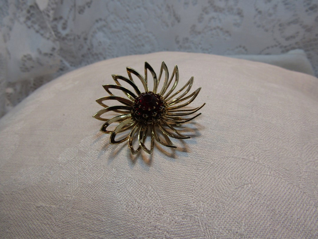 SARAH COV Stylized Gold Tone and Red Rhinestone Flower Brooch - Etsy