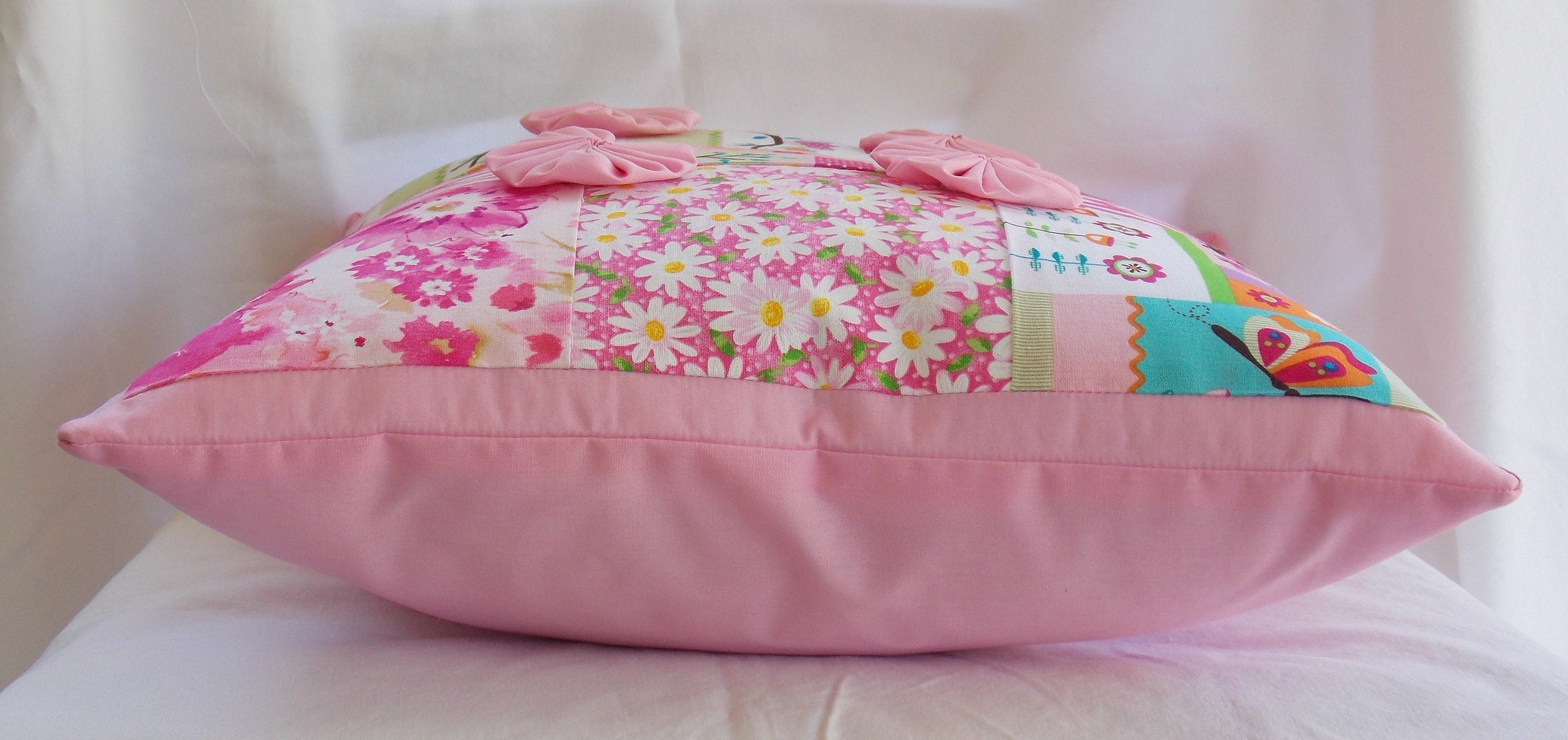 Almohada rosa con yo-yos, almohada rosa con rosetas, almohada con ...