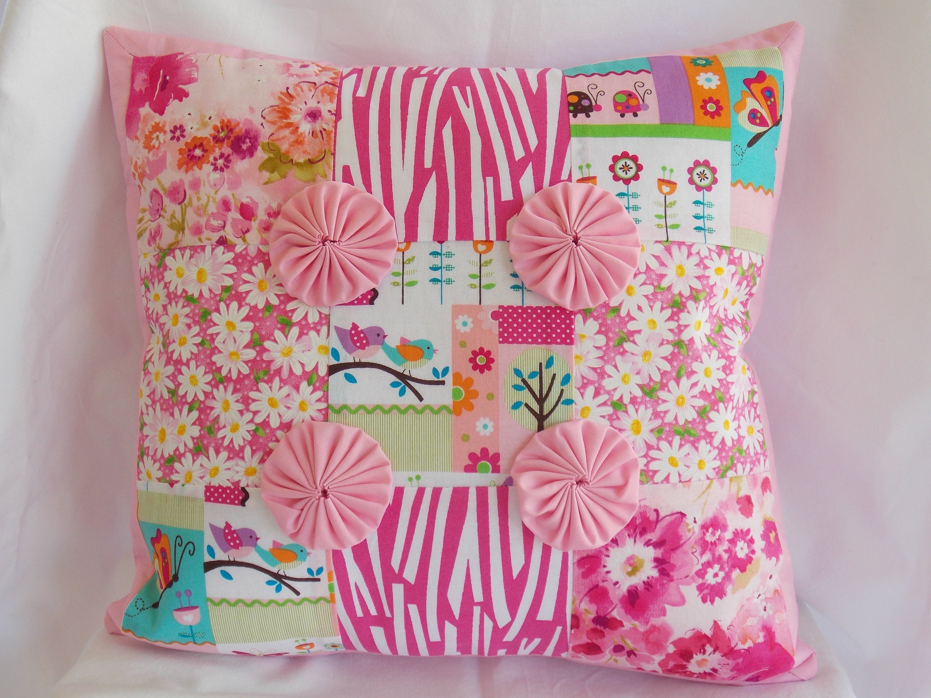 Almohada rosa con yo-yos, almohada rosa con rosetas, almohada con ...