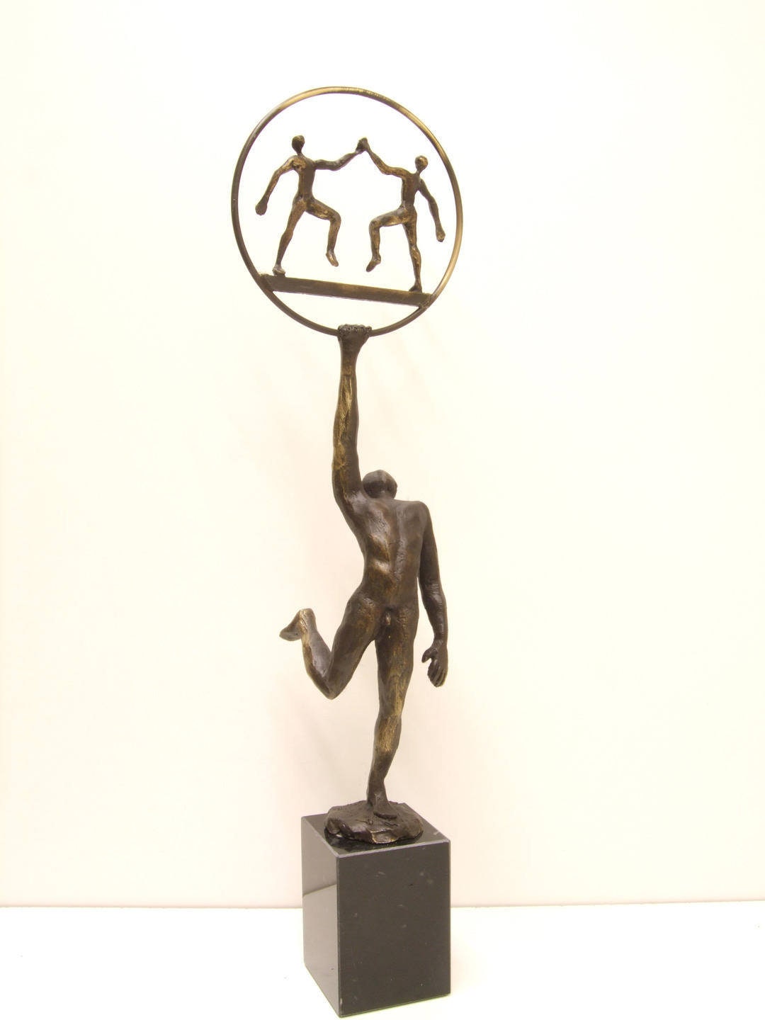 Elegant and Dynamic Statues of .height 36cm. Personalising and Sends ...