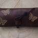 Plumier en cuir, trousse, vide-poche, décor papillons, couleur marron chocolat 16 couleurs au ...