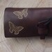 Plumier en cuir, trousse, vide-poche, décor papillons, couleur marron chocolat 16 couleurs au ...