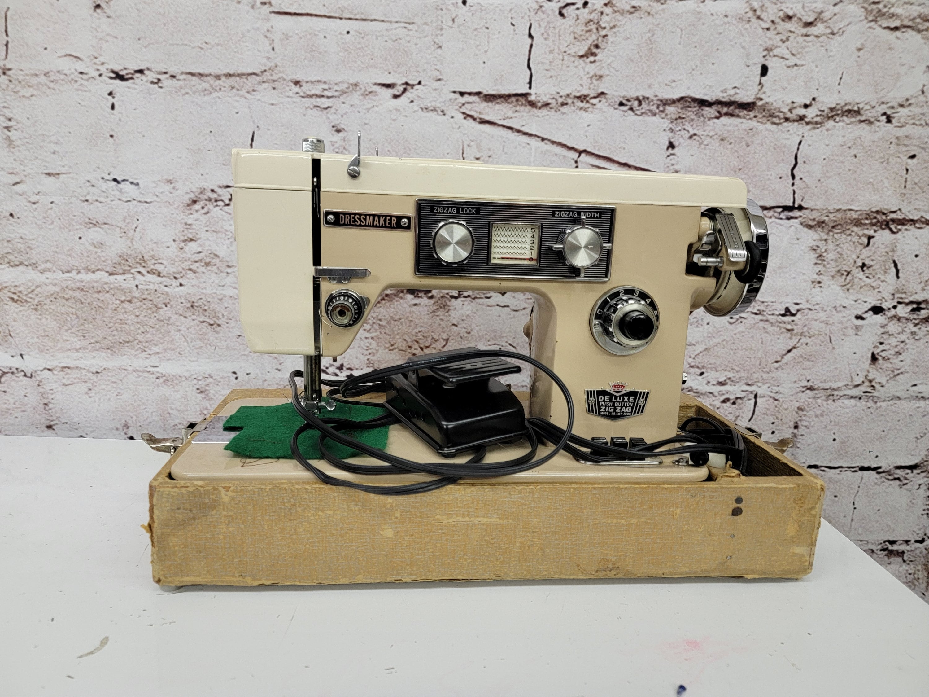 Dressmaker Sewing Machine Zig Zag