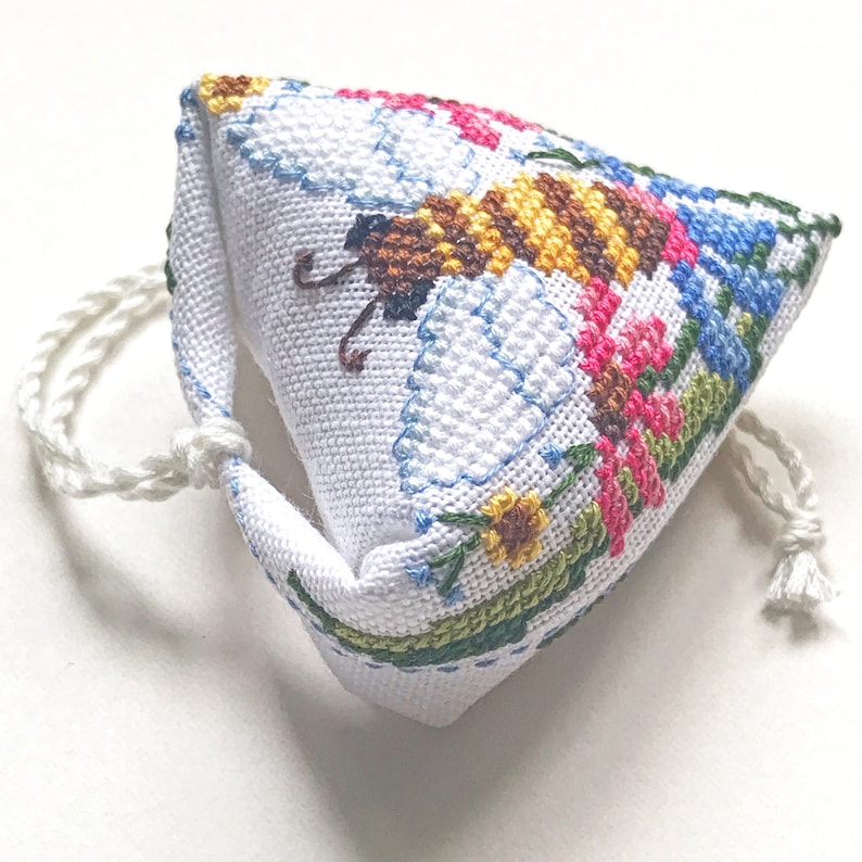 Bee Pendibule Ornament - Durene J Cross Stitch - DJXS2366 - Etsy