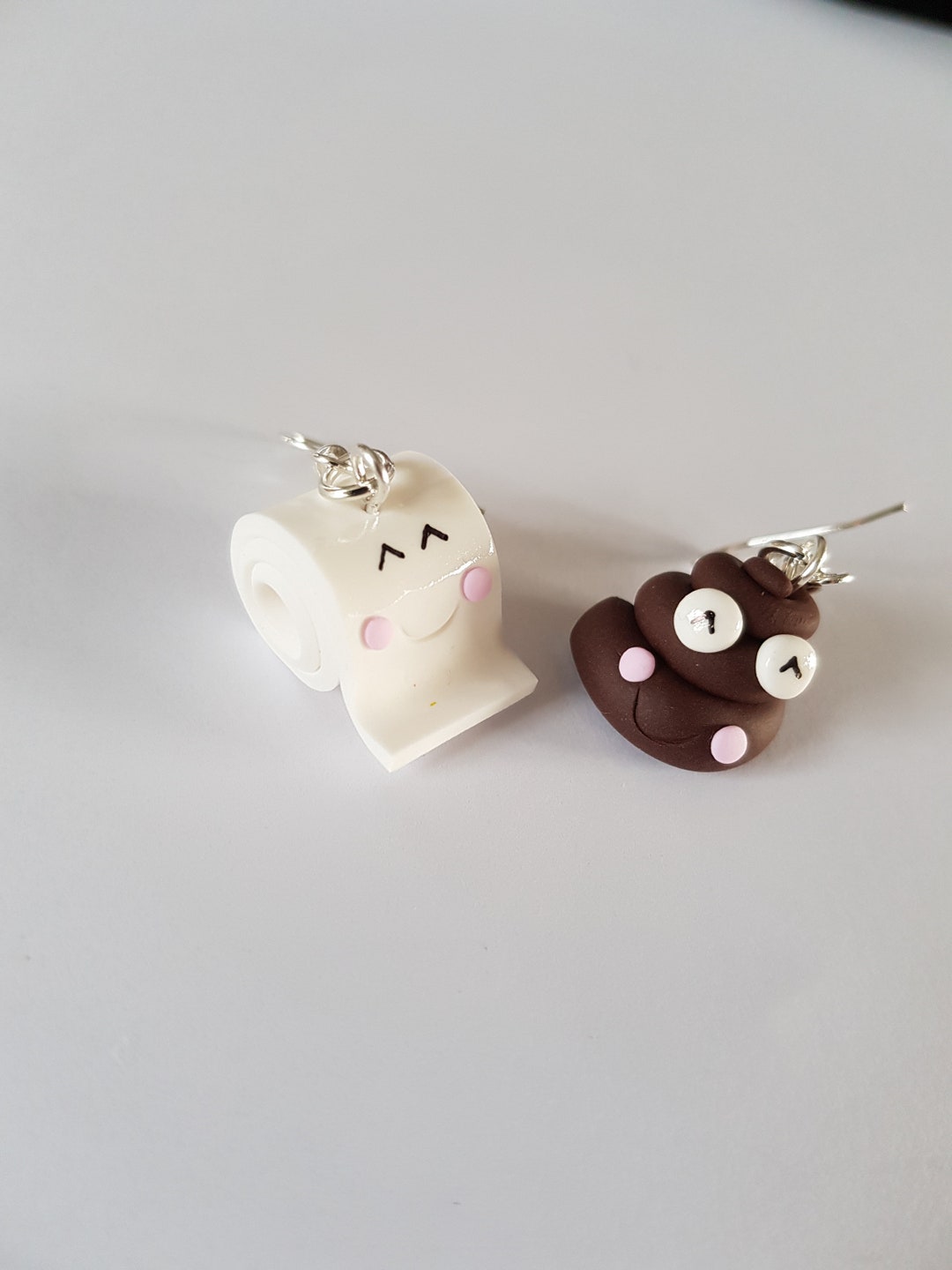 Boucles d'oreille rigolo: "le gros caca et son papier toilette souriant ...