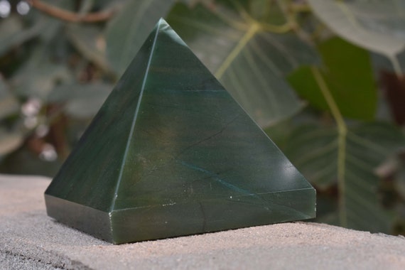 Pyramid Natural Green Jade Gemstone Pyramid For Vastu Reiki Energied ...