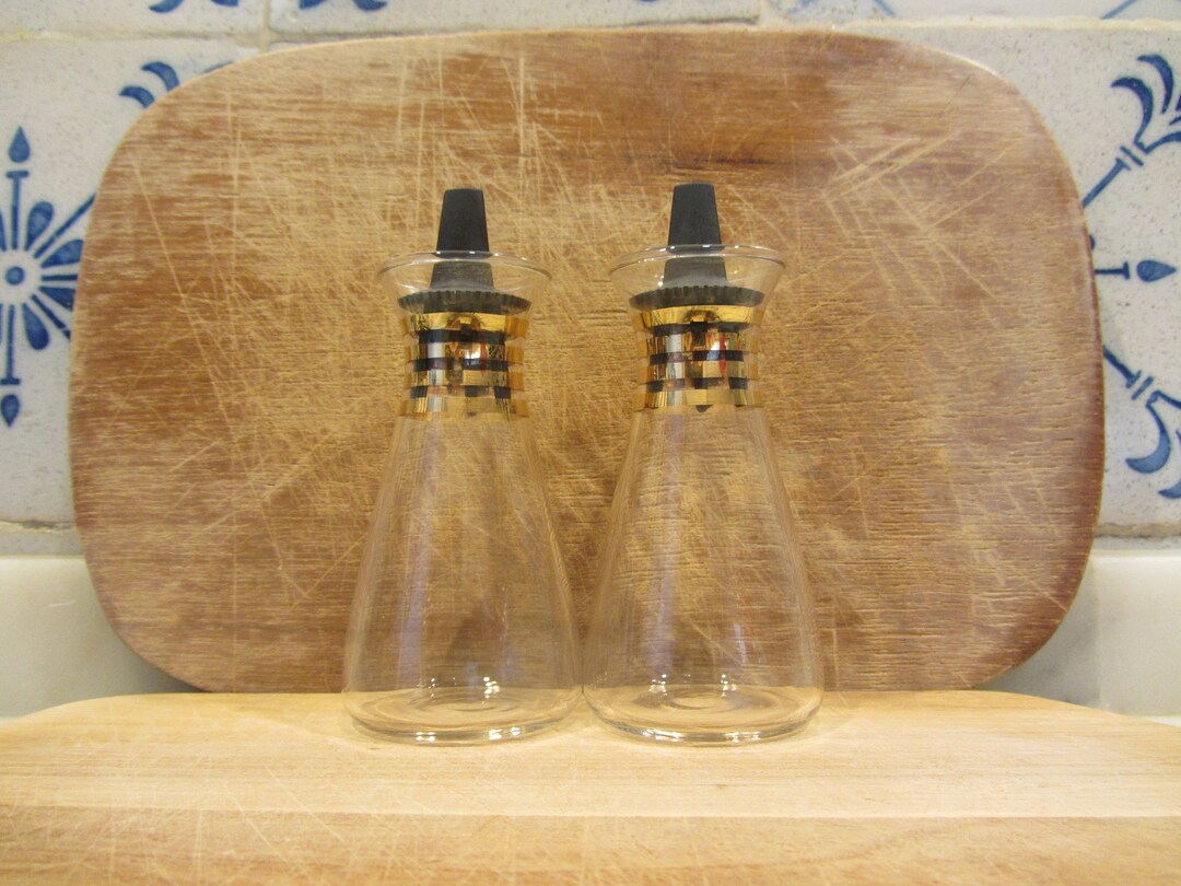 PYREX Clear Glass Salt and Pepper Shakers Golden Stripes Decoration and ...