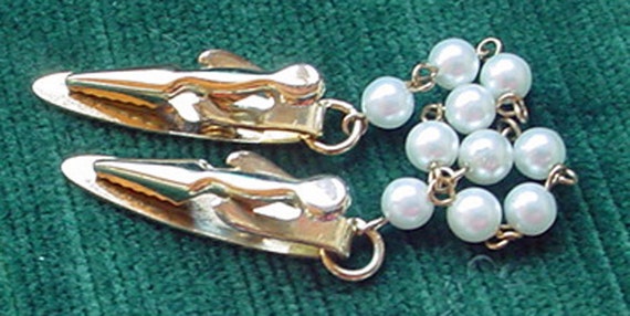 Sweater Guard with Pearl Chain - Gem