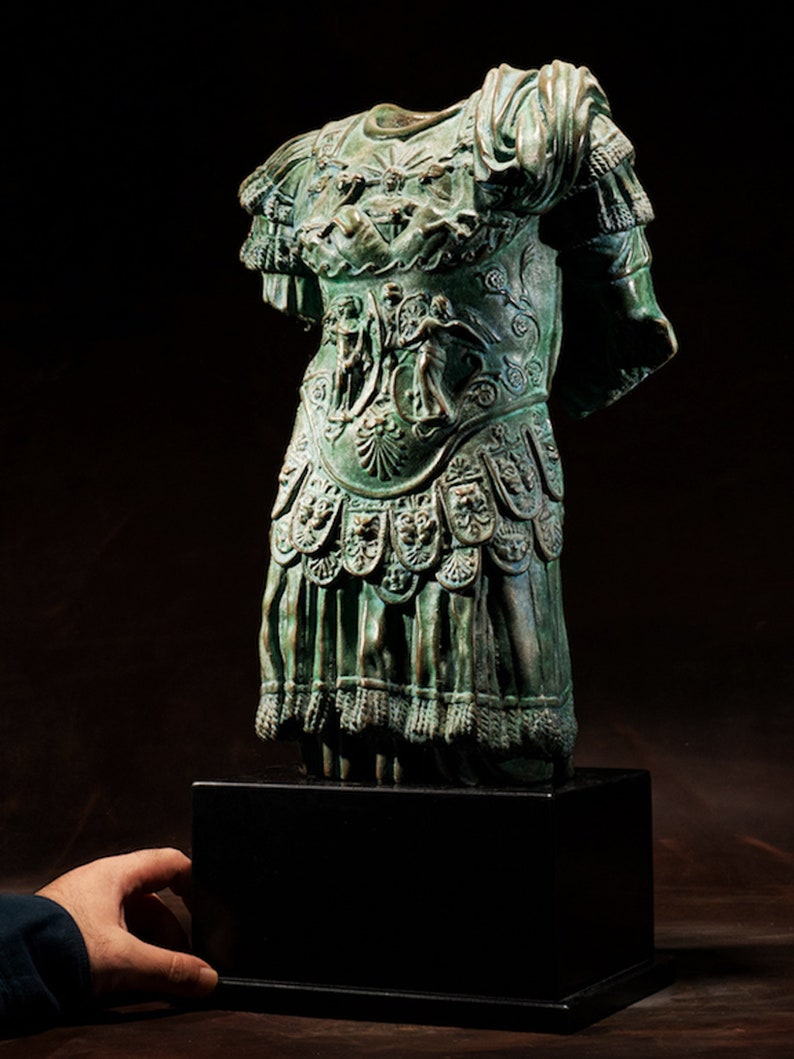 Caesar Armor / Bronze Armor / the Statue of the Great Roman Emperor ...