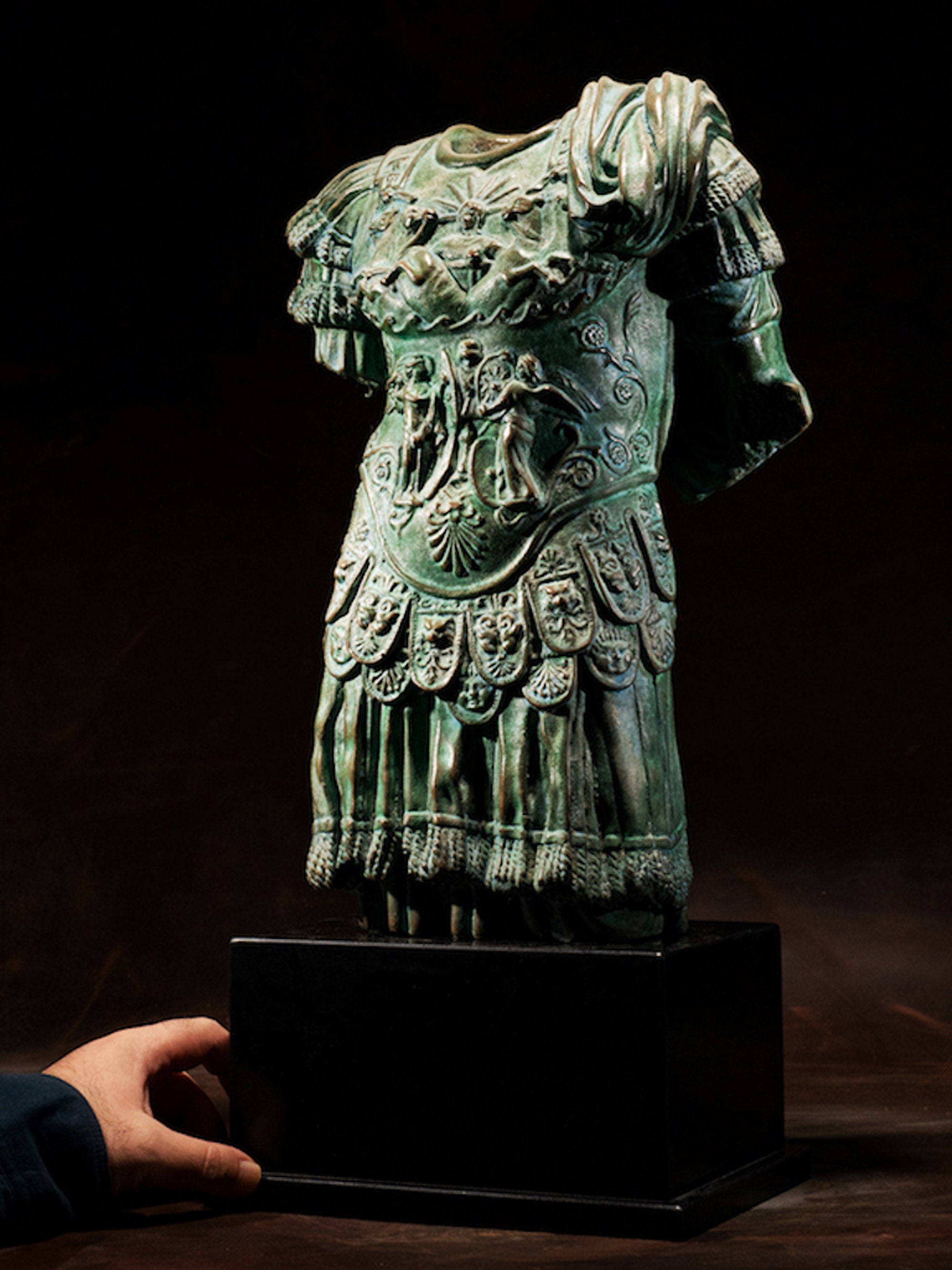 Caesar Armor / Bronze Armor / the Statue of the Great Roman Emperor ...