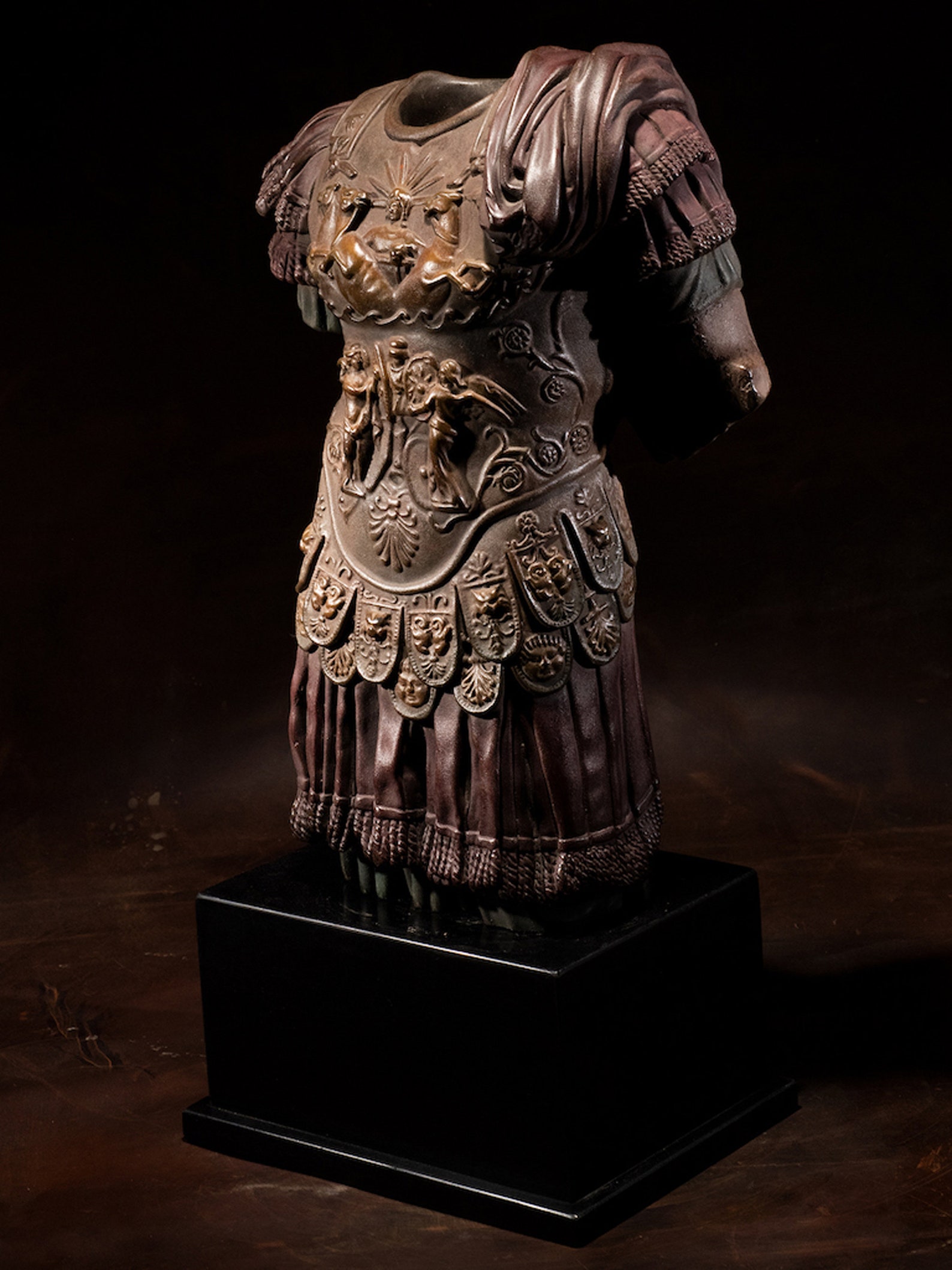 Caesar Armor / Bronze Armor / the Statue of the Great Roman Emperor ...