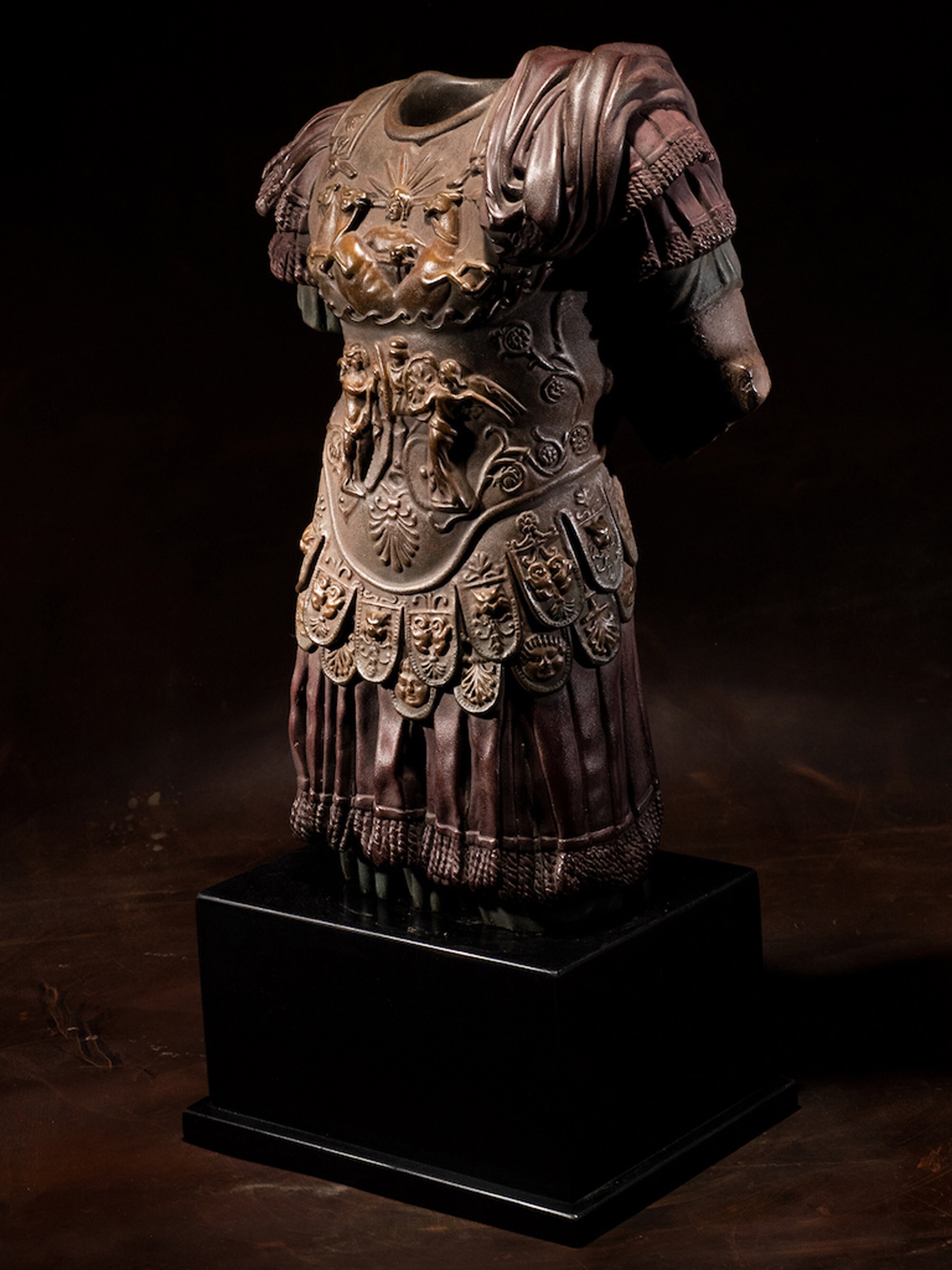 Caesar Armor / Bronze Armor / the Statue of the Great Roman Emperor ...
