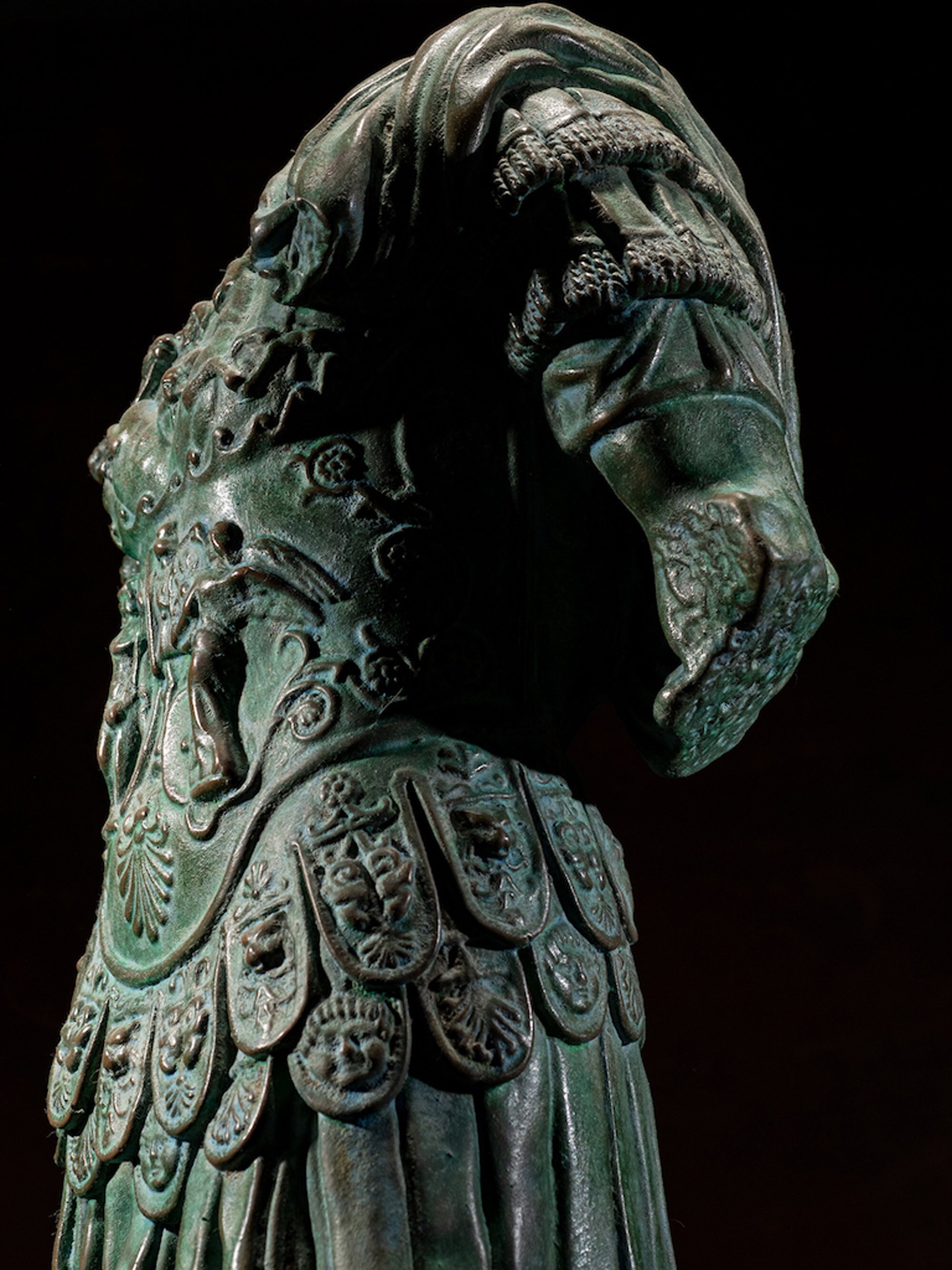 Caesar Armor / Bronze Armor / the Statue of the Great Roman Emperor ...