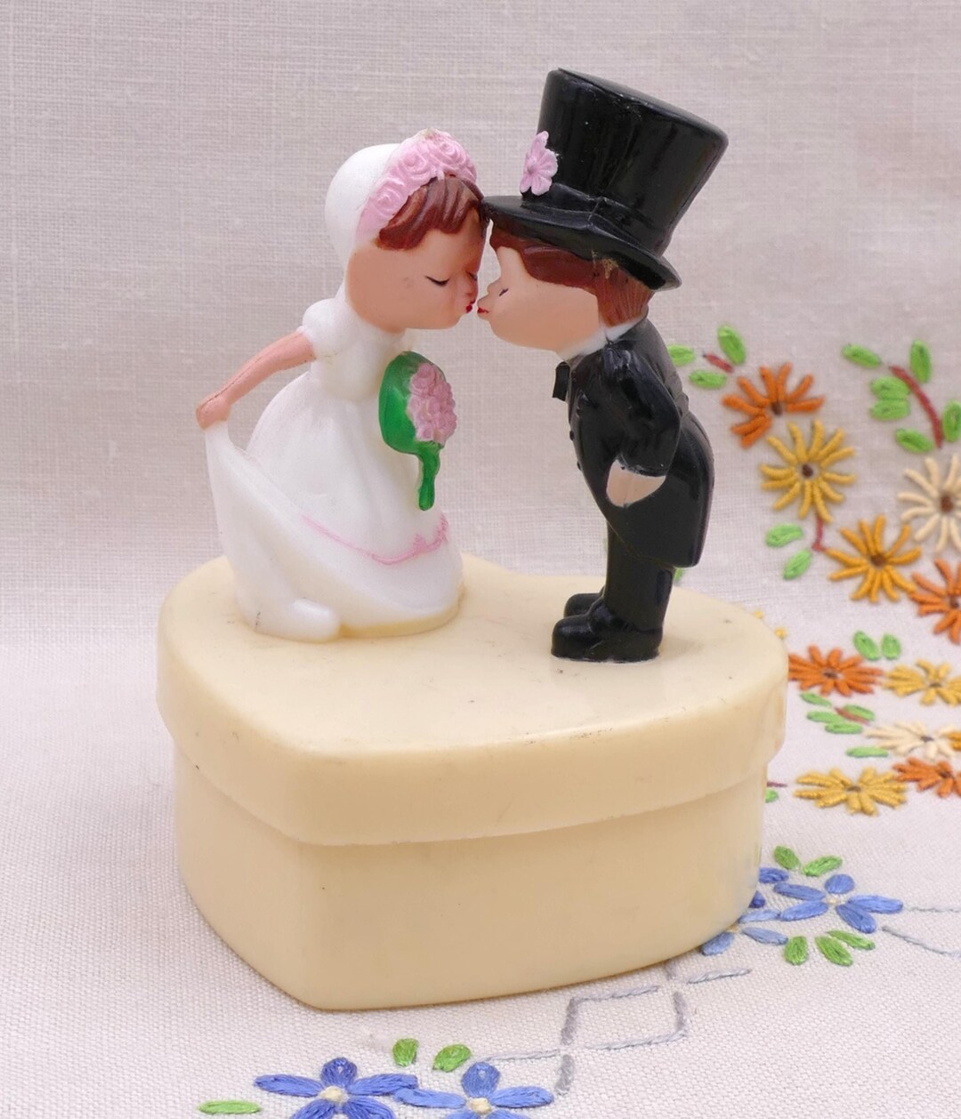 Vintage Plastic Wedding Cake Topper Bride Groom Cake Topper Cake Décor ...