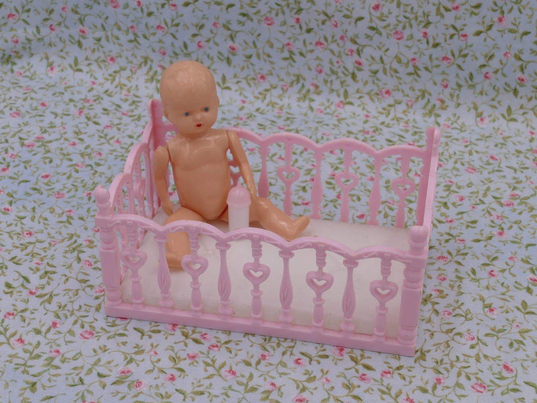 Vintage 1970's IMCD Toy Baby Cot PLUS 1950's Hard Plastic Jointed PMI ...