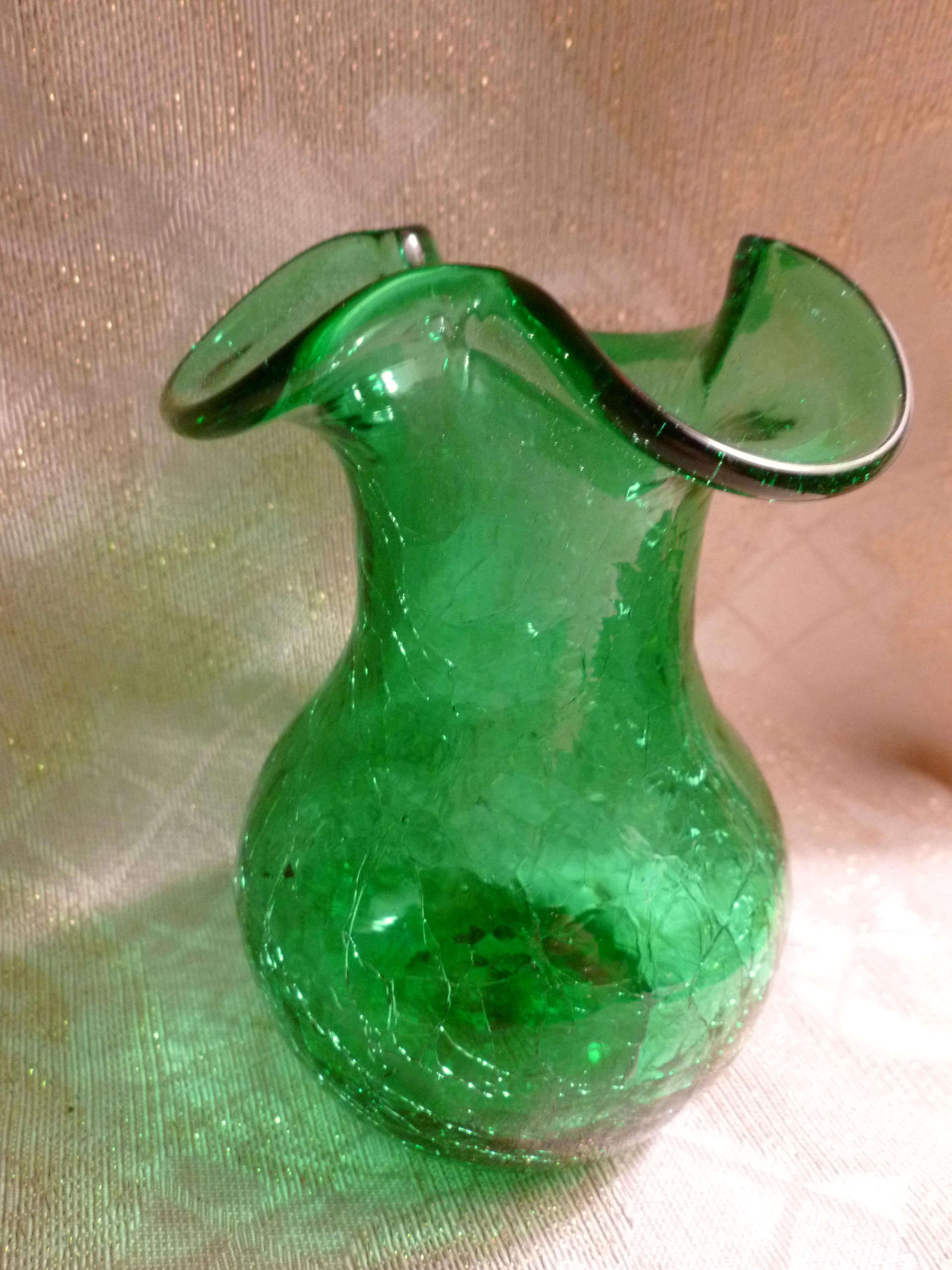 Blenko Crackle Glass Vase Pretty Green Color Scalloped Top Edge Bright Twinkle Reflection In