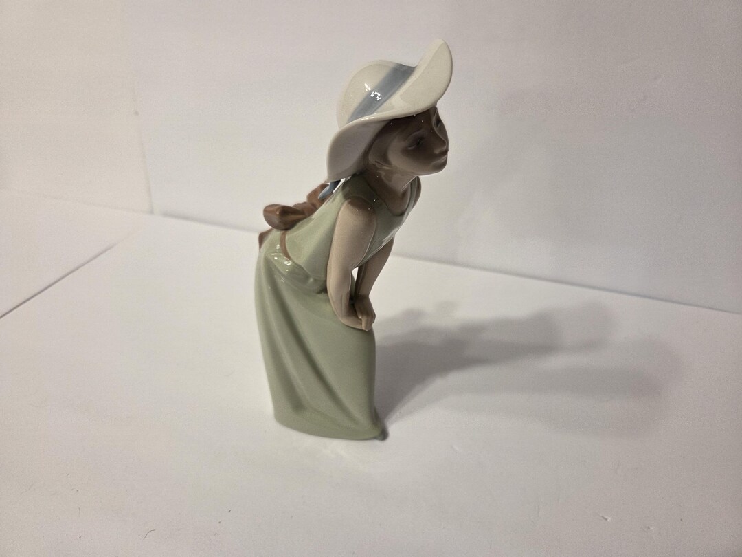 Llardo Handcrafted Spanish Porcelain Figurine - Lady Crouching - Daisa ...