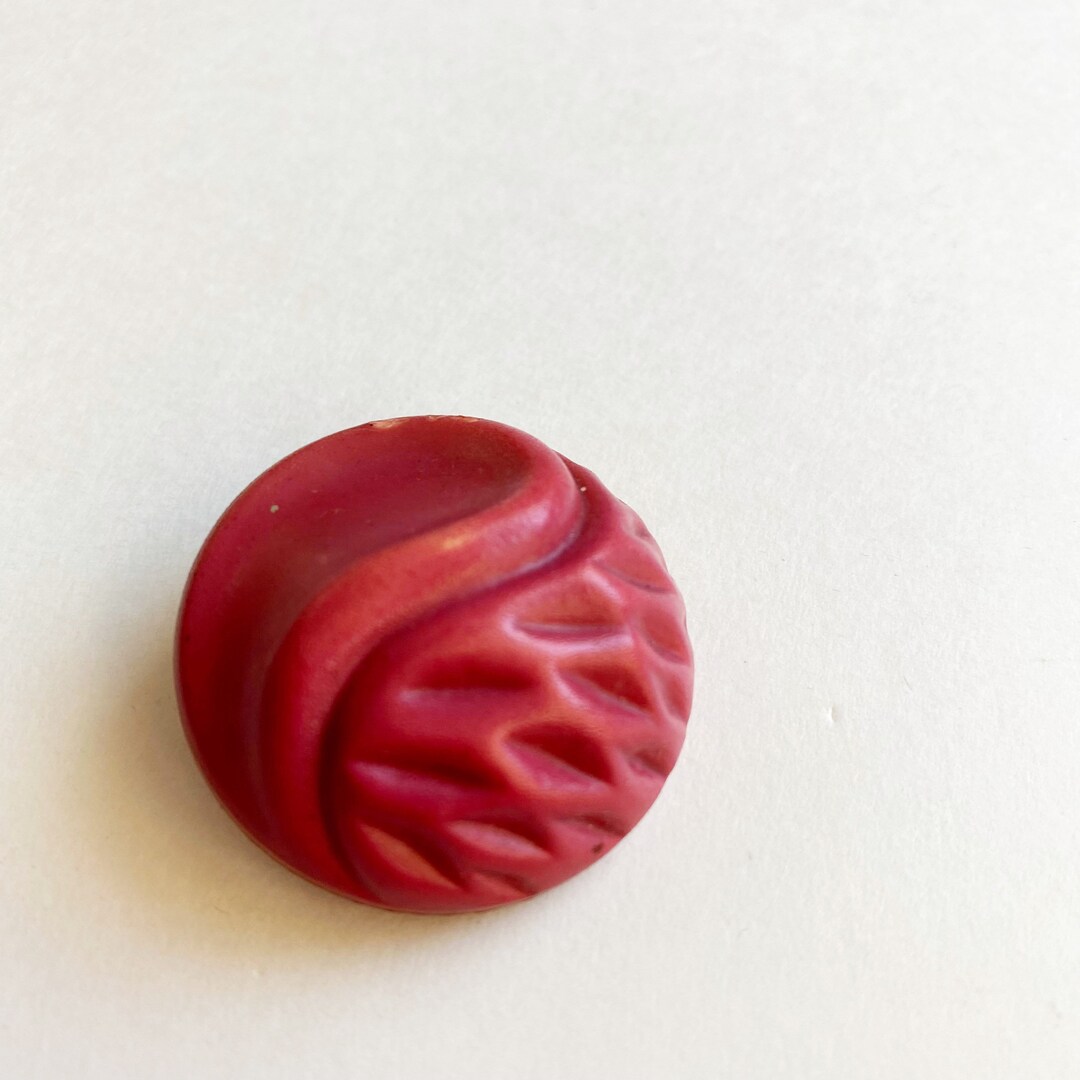 1 vintage Red Button Round With Textured - Etsy Österreich