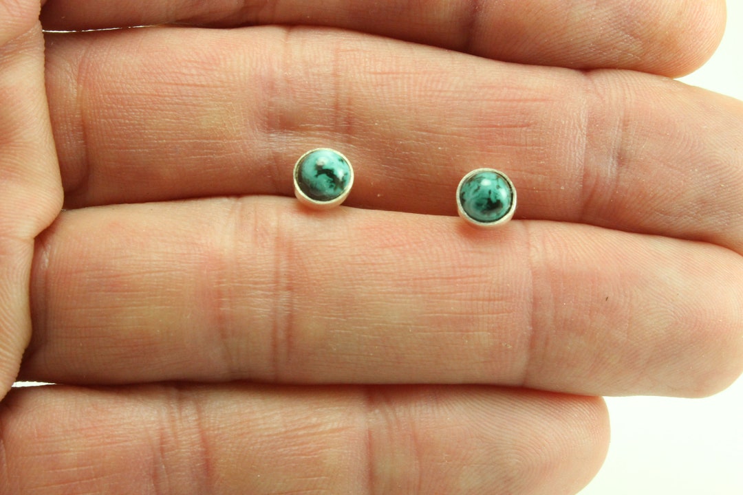 Chip de oreja verde azul plateado, perno de oreja de plata discreto ...